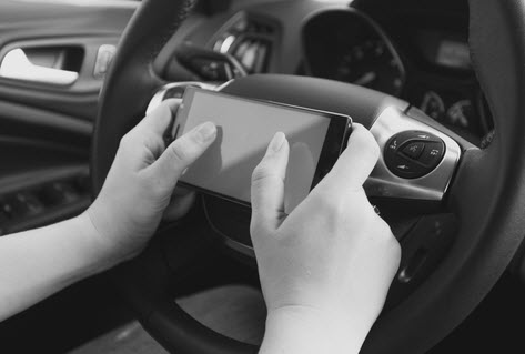What are the Signs of a Distracted Driver?